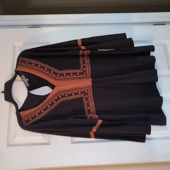 Absolutely Famous | Tops | Absolutely Beautiful Top With Stitching ...